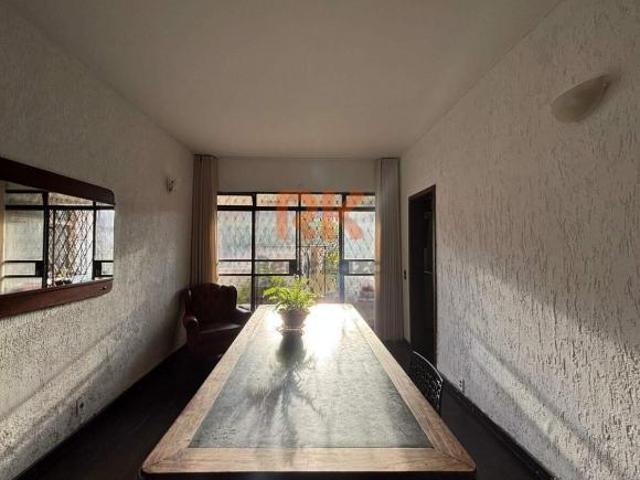 Casa à Venda – Lote Inteiro com Amplo Espaço e Conforto