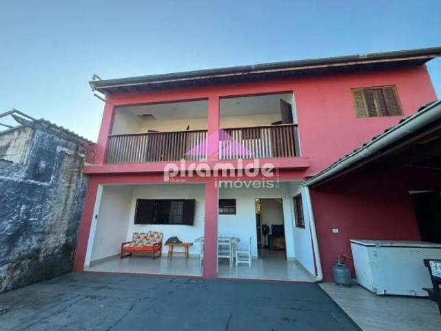 Casa a venda localizada a 100 metros da praia do sapê
