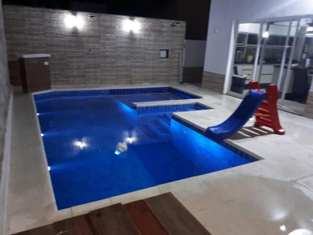 Casa a venda localizada no condomínio Arujá 5! Aceita Permuta