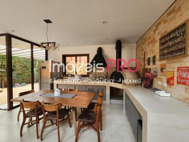 Casa a venda mobiliada na Vila Madalena com 450m2, 6 dorms e 3 suites com lazer e jardim