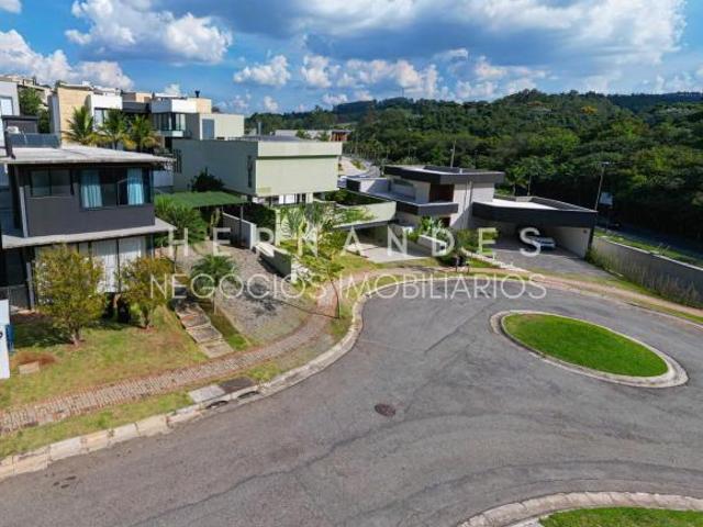 Casa a venda mobiliada com suíte térrea, fino acabemento disponível em Alphaville!