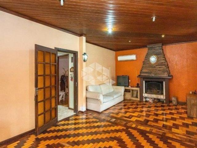 Casa à venda, muito bem localizada, no bairro Jardim Botânico. Próximo à todos os recursos do bairro