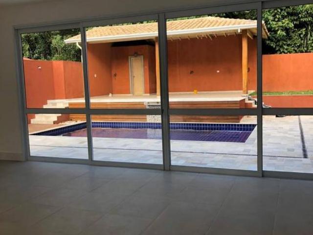 Casa à venda no cond. Forest Hills com 4 suites, piscina, churrasqueira