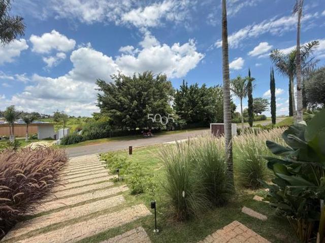 Casa à venda no Condomínio Terras de São José II, com 579m² de área construída e 2000m² de área tota