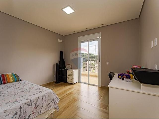 Casa à Venda no Condomínio Valville 1 com 280m², Vista Permanente para a Reserva, em Santana de Parnaíba SP