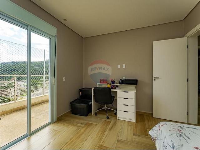 Casa à Venda no Condomínio Valville 1 com 280m², Vista Permanente para a Reserva, em Santana de Parnaíba SP