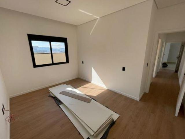 Casa à Venda no Condomínio Vila Real com Piscina