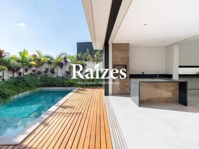 Casa à Venda no Condomínio Alphaville I com 3 suítes, piscina e lazer completo