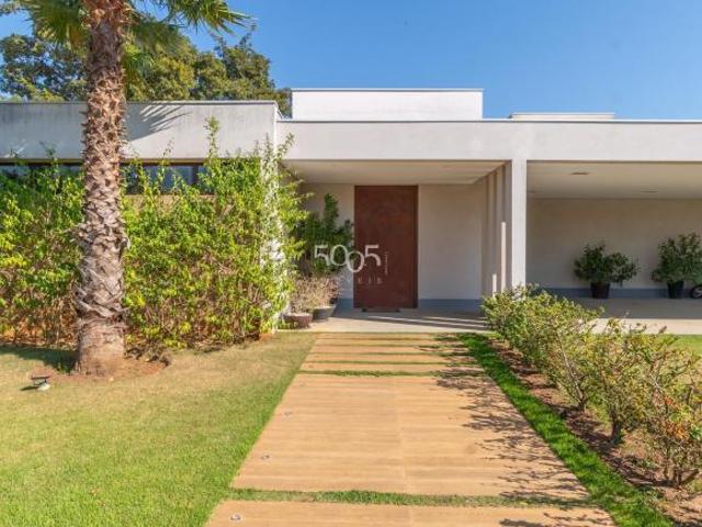 Casa à venda no condomínio Altos de Itu, com 850m² construídos em um terreno de 2.366m². Completamen