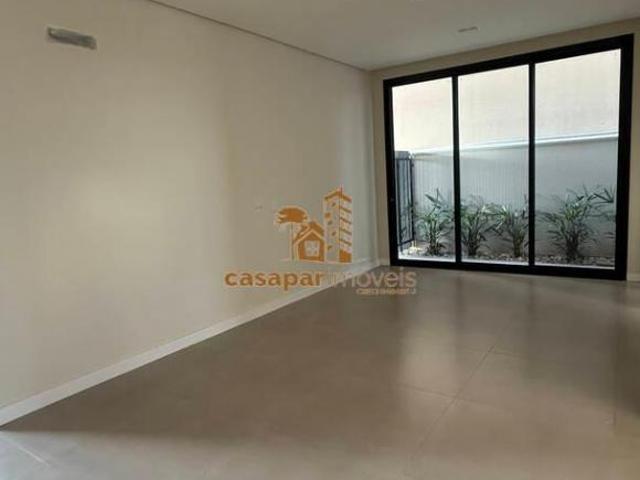 Casa à venda no condomínio Aranguá com 253m², 3 dormitórios com 4 vagas