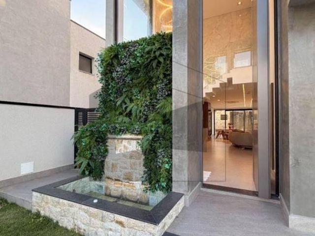 Casa à venda no Condomínio Aruã Brisas Mogi das Cruzes | 4 Suítes | Mobiliada | Piscina aquecida