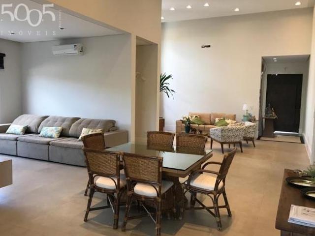 Casa à venda no Condomínio Campos de Santo Antônio II, com 350m² de área construída e 700m² de área
