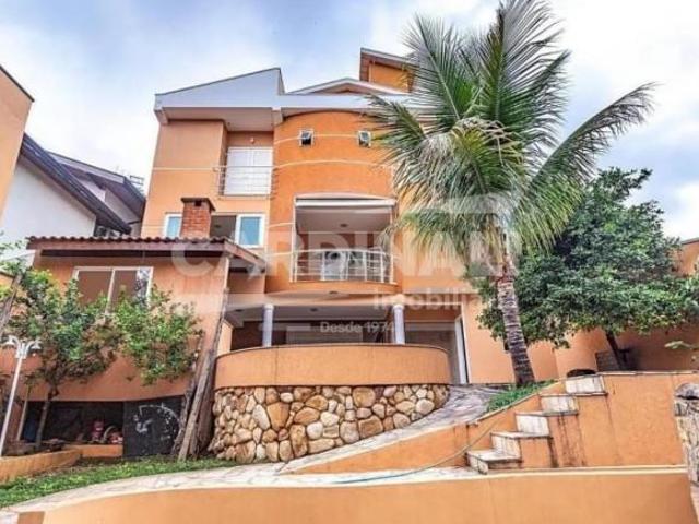 Casa à venda no Condomínio Chácara Prado, sofisticação, espaço e lazer privativo com 5 suites
