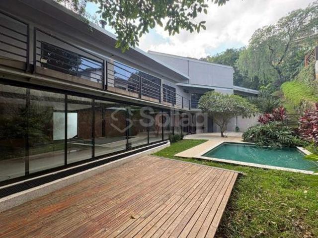 Casa á venda no condomínio Chácaras Flora em Valinhos, interior de São Paulo