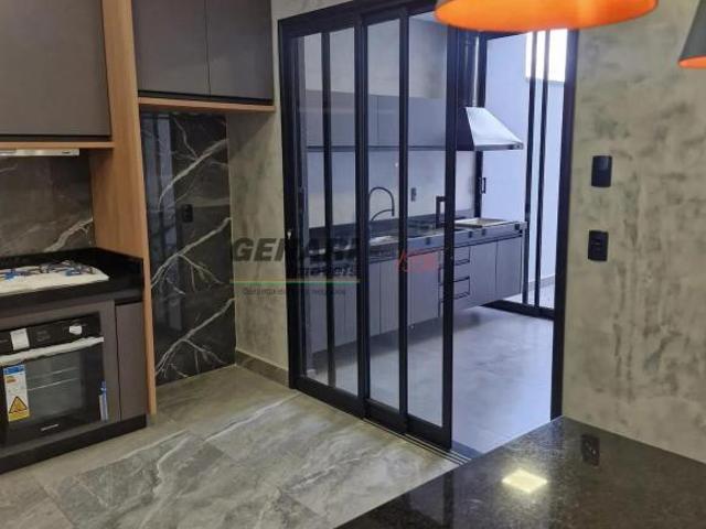 Casa à venda no Condomínio Gran Reserve, com 3 quartos, sendo 1 suíte, e ambientes repletos de marce