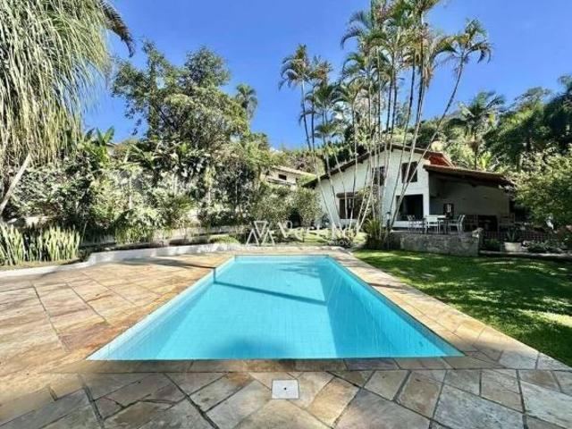 Casa à venda no Condomínio Jardim Algarve na Granja Viana
