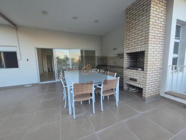 Casa à venda no condomínio Jardim Portal dos Ipês em Indaiatuba. Com 236m² de área construída e 400m