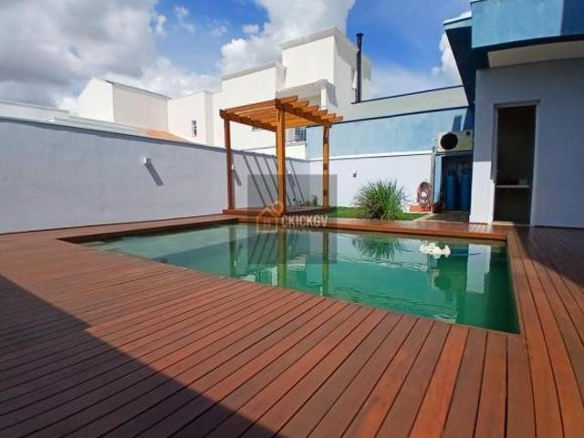 Casa à venda no Condomínio Laguna Residencial, em Indaiatuba. Com 236m² de área construída, esta bel