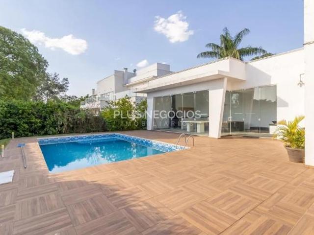 Casa à Venda no Condomínio Lago Azul Golf Clube: 4 Suítes, 500m² de Área Útil e 1000m² de Área Total