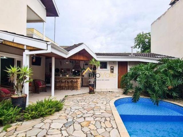 Casa à venda no condomínio Portal da Serra em São José dos Campos