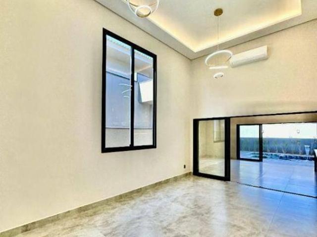 Casa à venda no Condomínio Quinta do Lago com 3 suítes, 4 vagas de garagem e uma área de lazer espec