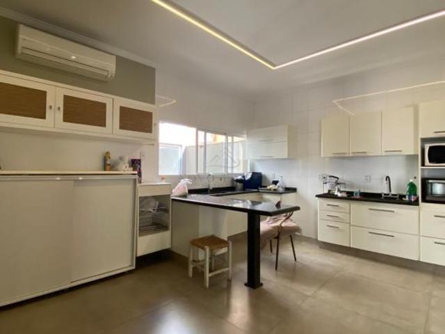 Casa à venda no Condomínio Recanto Real, 4 dormitórios, piscina e energia solar