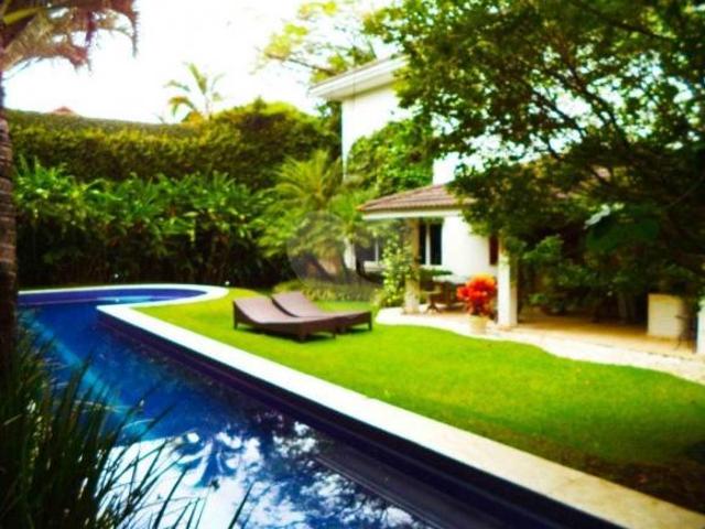 Casa à venda no Condomínio Residencial Morumbi, 4 suítes, 6 vagas impecável