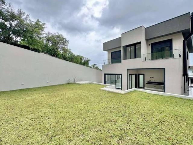 Casa à venda no Condomínio São Fernando, na Granja Viana, com 4 suítes e 4 vagas de garagem