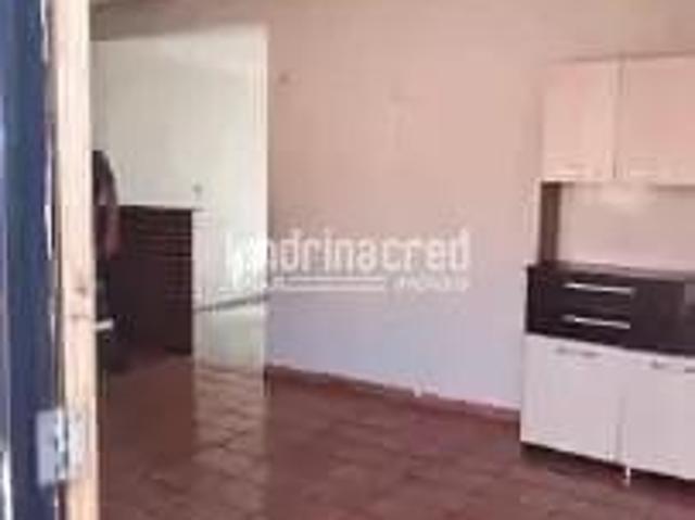 Casa à venda no Conjunto Farid Libos, zona norte de Londrina, 2 quartos, 2 vagas de garagem, 60m² út