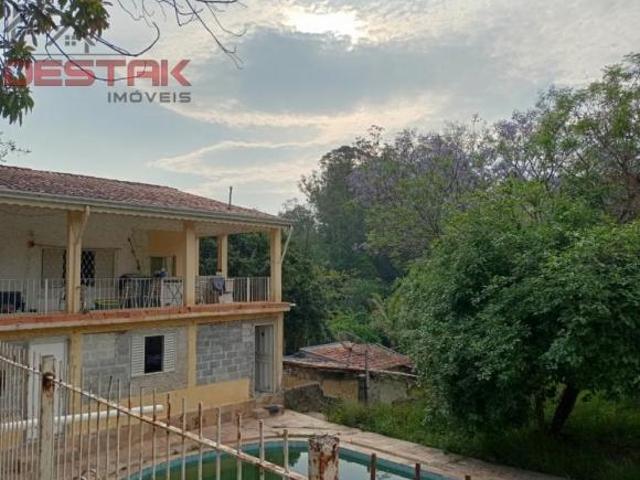 Casa a Venda no Caxambu, imóvel em amplo terreno com fins comerciais ou residenciais