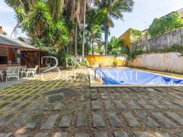 Casa á venda no Campo Belo, 369m², 5 quartos, sendo 4 suítes e 4 vagas. Quintal e piscina