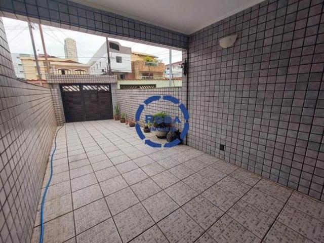 Casa à venda no Campo Grande com 3 dormitórios, suíte, sacada e 2 vagas