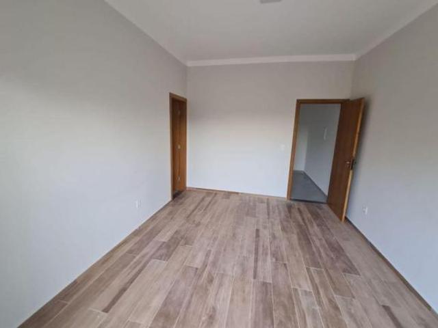 Casa à venda no centro com 200mt², 3 quartos, 1 suíte e 2 vagas