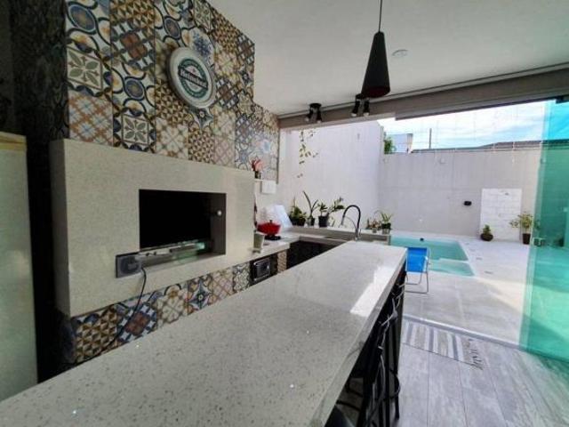 Casa à venda no centro com 220mt², 4 quartos, 1 suíte, 2 vagas, piscina e área gourmet