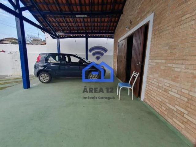 Casa à venda no Centro com 3 dormitórios, sendo 1 suíte, sala ampla, cozinha, quintal e varanda em C