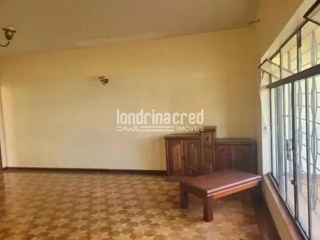 Casa à venda no centro de Arapongas com 3 quartos, 1 banheiro, 1 vaga de garagem, 247m² construídos