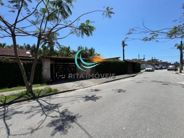 Casa à venda no Centro de Bertioga SP com 3 quartos, 1 sala, 2 banheiros, 5 vagas e 930m2 de terreno