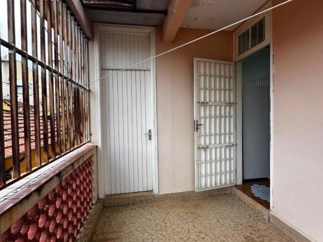 Casa à venda no Centro de Bragança Paulista SP: 3 quartos, 2 salas, 1 banheiro, 6 vagas de garagem!