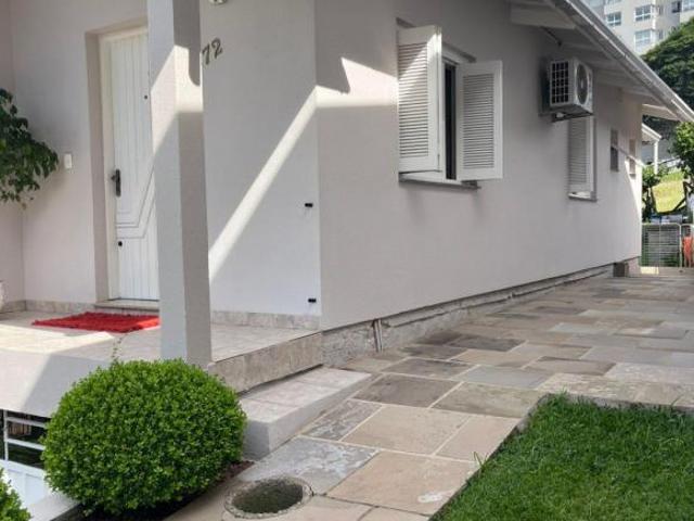 Casa à Venda no Centro de Farroupilha com 3 Dormitórios e Suíte