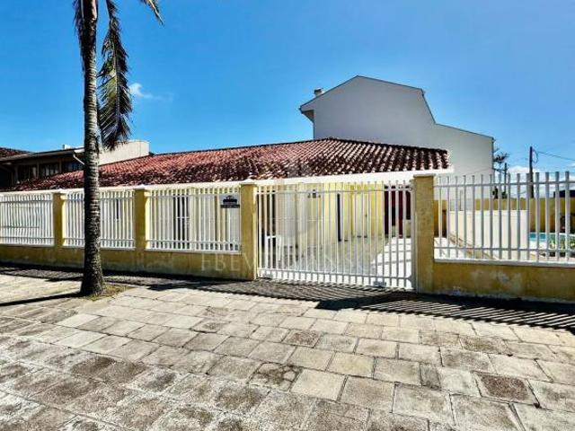 Casa à Venda no Centro de Guaratuba | 3 Dormitórios, 1 Suíte