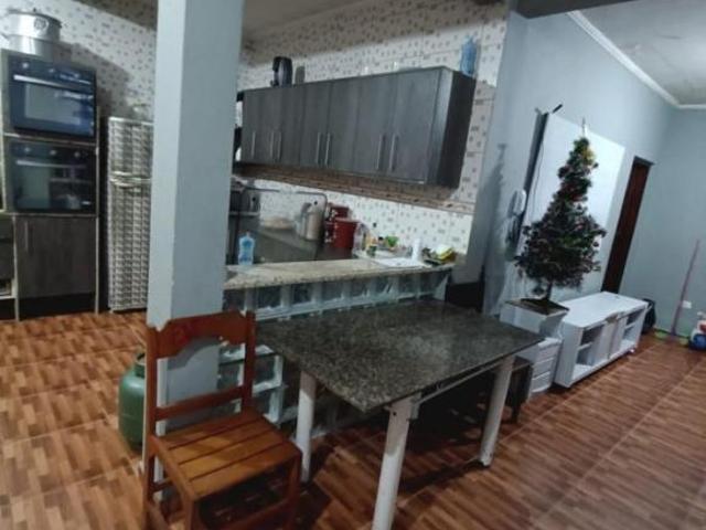 Casa á venda no centro de Itanhaém, possui 04 dormitórios