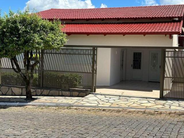 Casa à venda no Centro de Piracanjuba GO: 3 quartos, 1 suíte, 1 sala, 3 banheiros, 2 vagas de garage