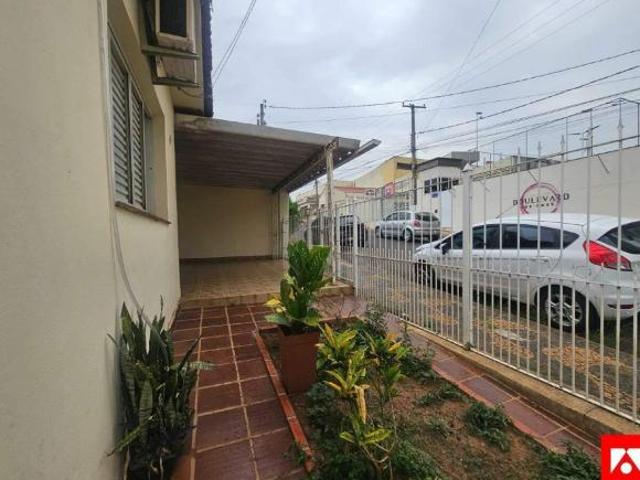 Casa à venda no Centro de Santa Bárbara d&apos Oeste com 3 quartos e 2 vagas de garagem