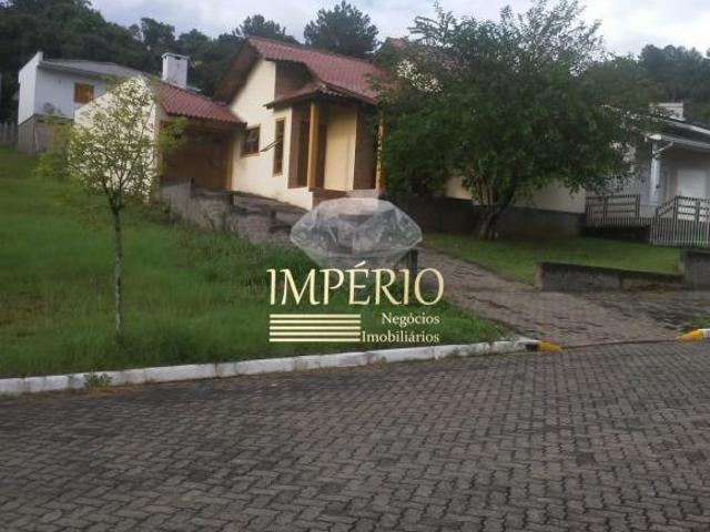 Casa à venda no Centro de Três Coroas RS: 3 quartos, 2 suítes, churrasqueira, copa e cozinha conjuga