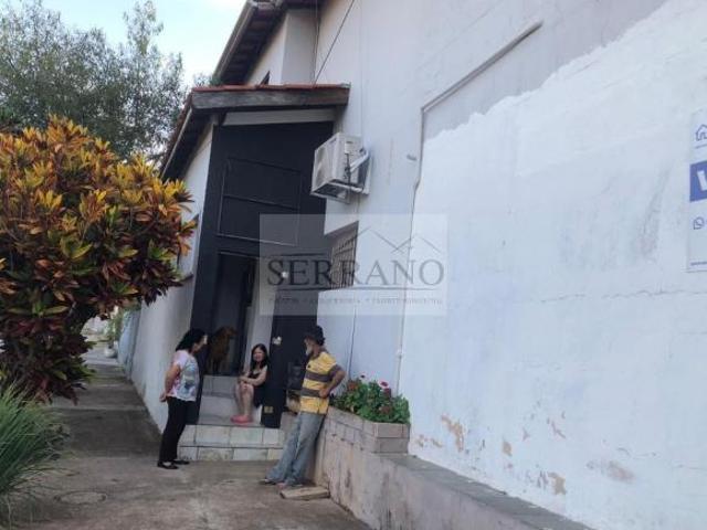 Casa à venda no Centro de Vinhedo SP: 3 quartos, 1 suíte, 4 salas, 3 banheiros e 210m² de área