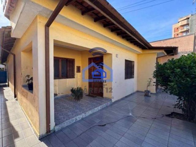 Casa à venda no Centro em Caraguatatuba, SP Construída em um terreno de 468m², 03 dormitórios, sen