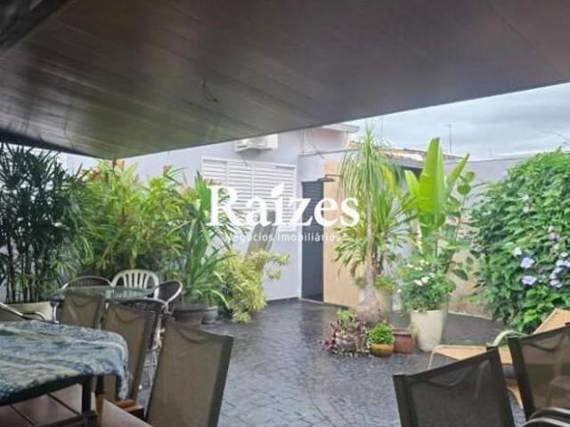 Casa à venda no Cidade Jardim, Uberlândia 3 quartos, 3 vagas e varanda gourmet