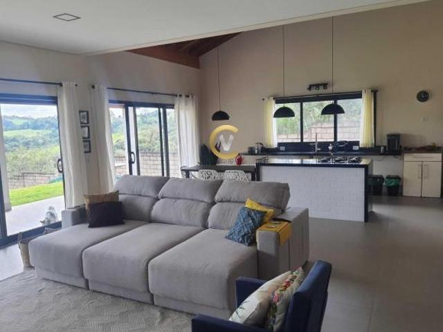 Casa à venda no Clube de Campo Valinhos com 3 quartos