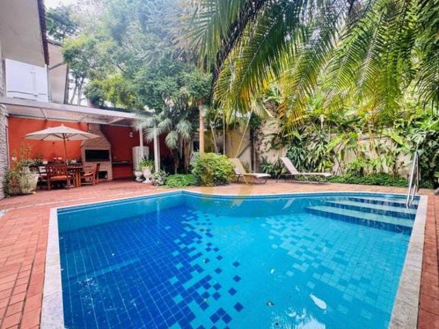 Casa a venda no Alto da Boa Vista, 4 suítes, 2 vagas, 238m² com Piscina