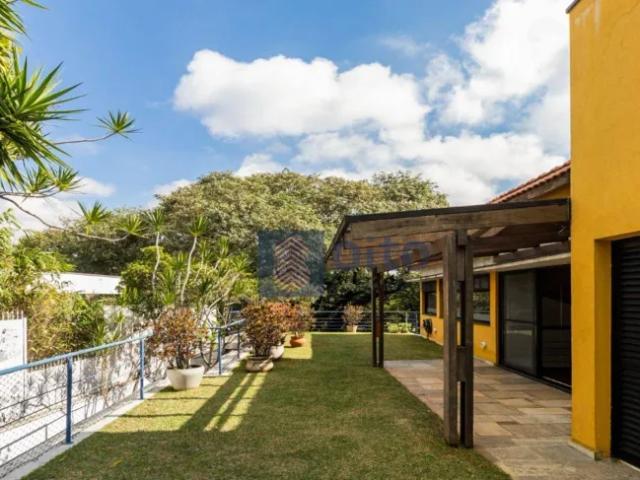 Casa à venda no Alto da Lapa – 3 suítes, living integrado e quintal com hidro